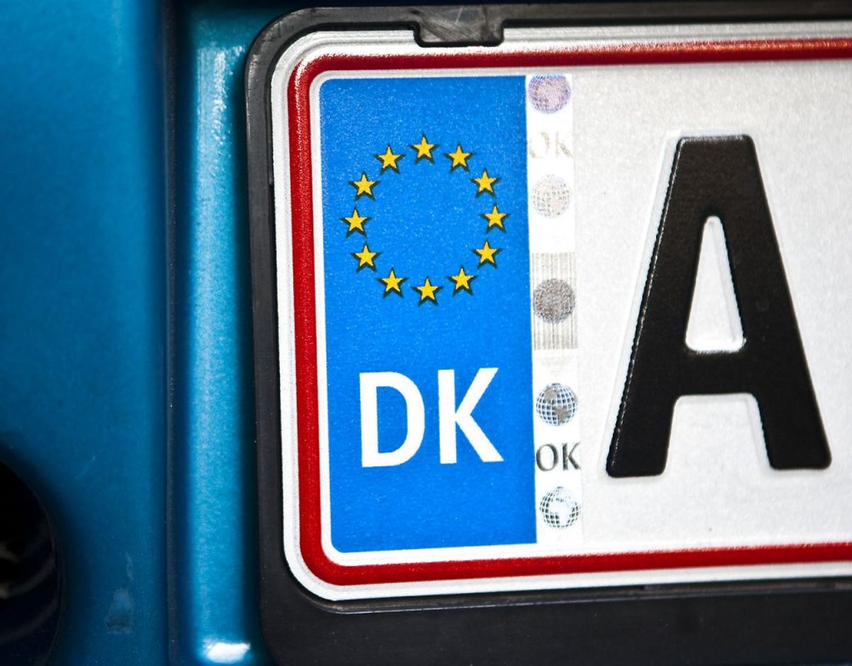 At ændre den blå EU-mærkat på nummerpladen er ulovligt og kan koste en ...