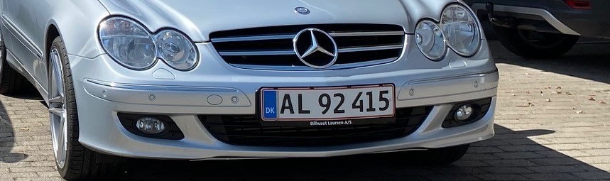 At ændre den blå EU-mærkat på nummerpladen er ulovligt og kan koste en ...